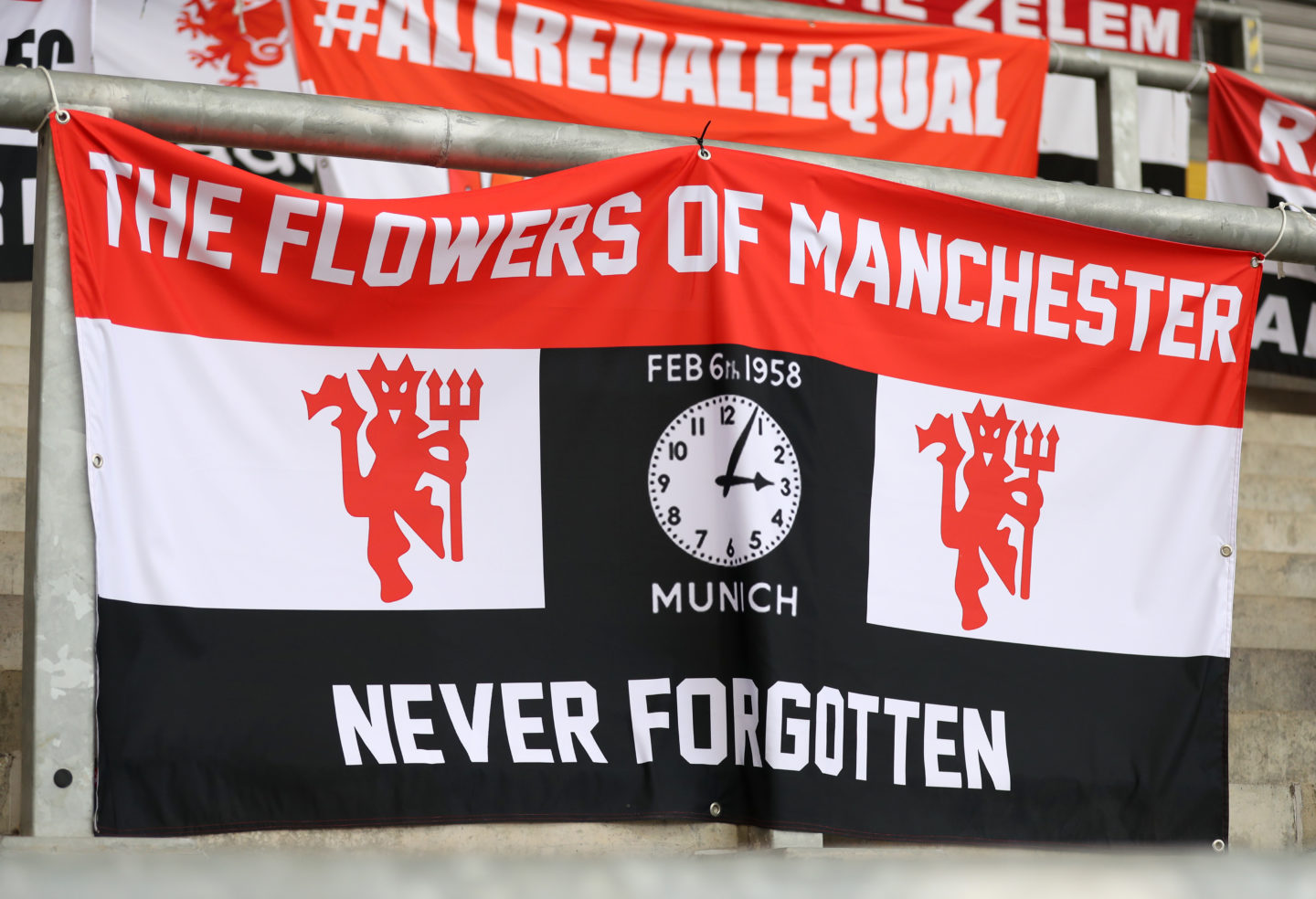 Manchester United players to wear black armbands for Munich anniversary