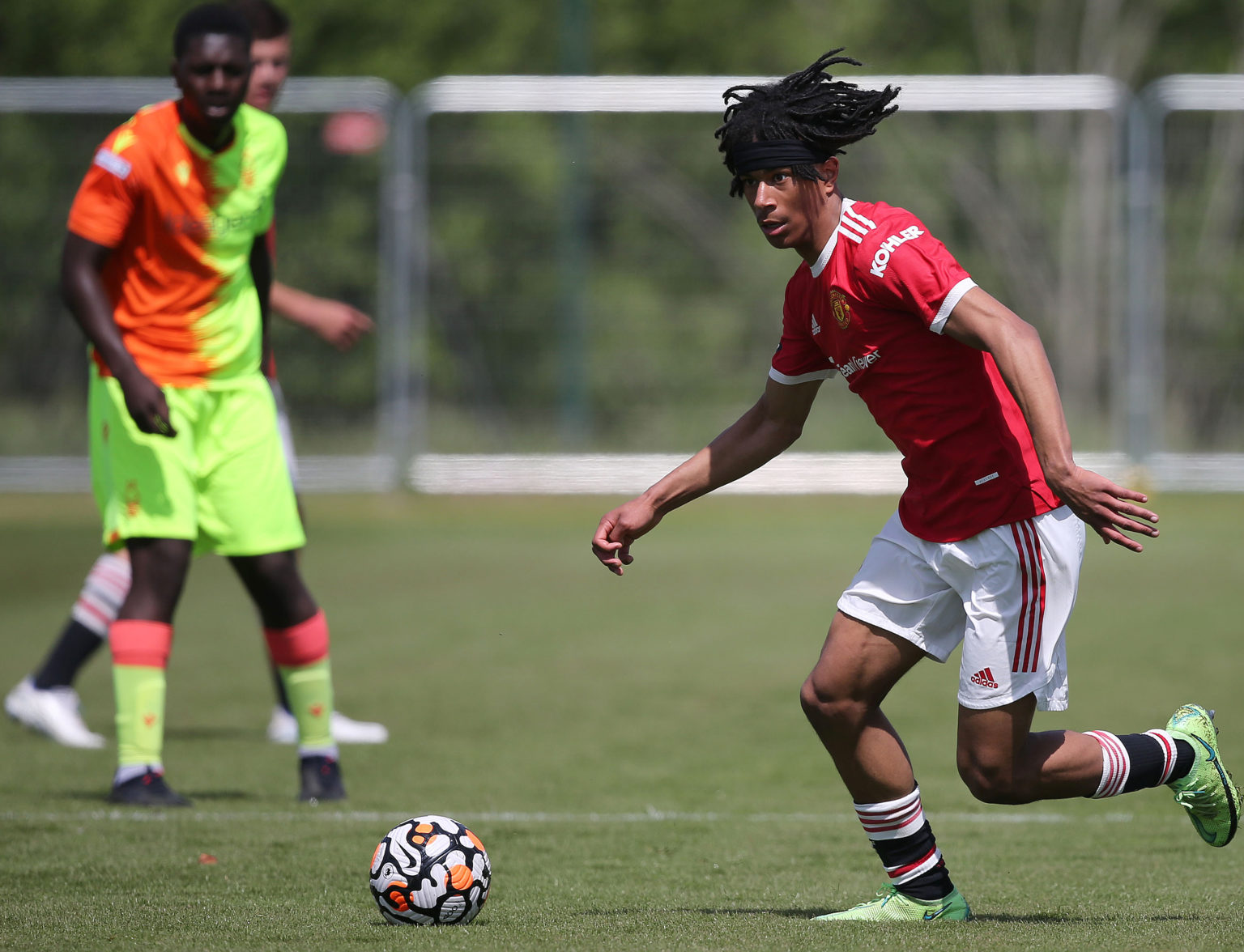 Maxi Oyedele signs first professional deal with Manchester United