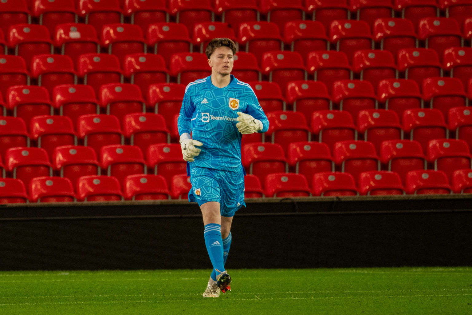 Elyh Harrison signs first professional Manchester United contract