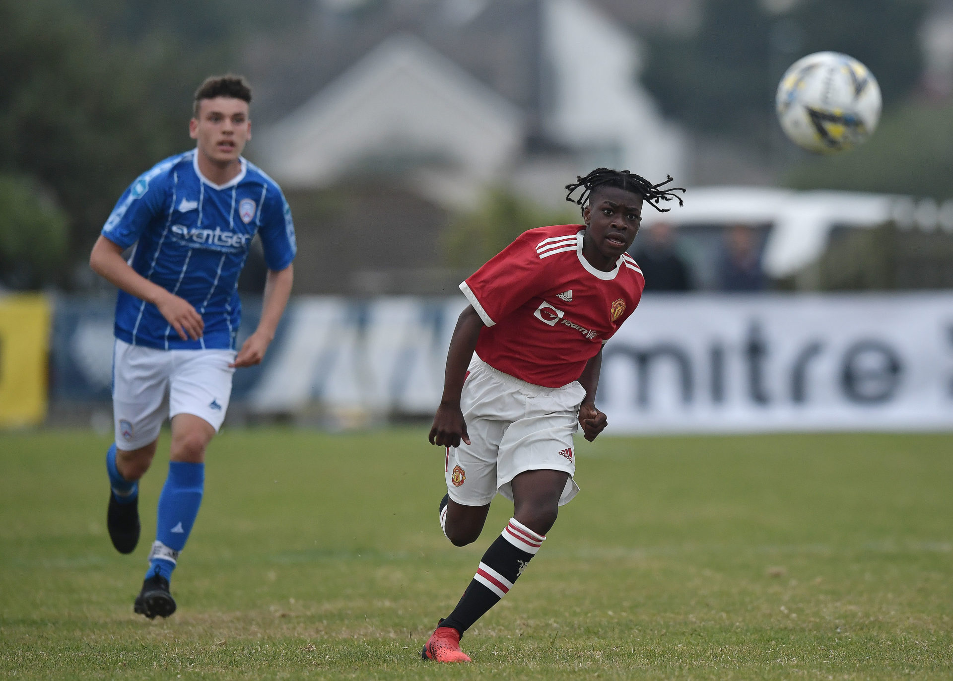 Nehemiah Oriola: Wonderkid attacker pictured with Ferguson leaves Man ...