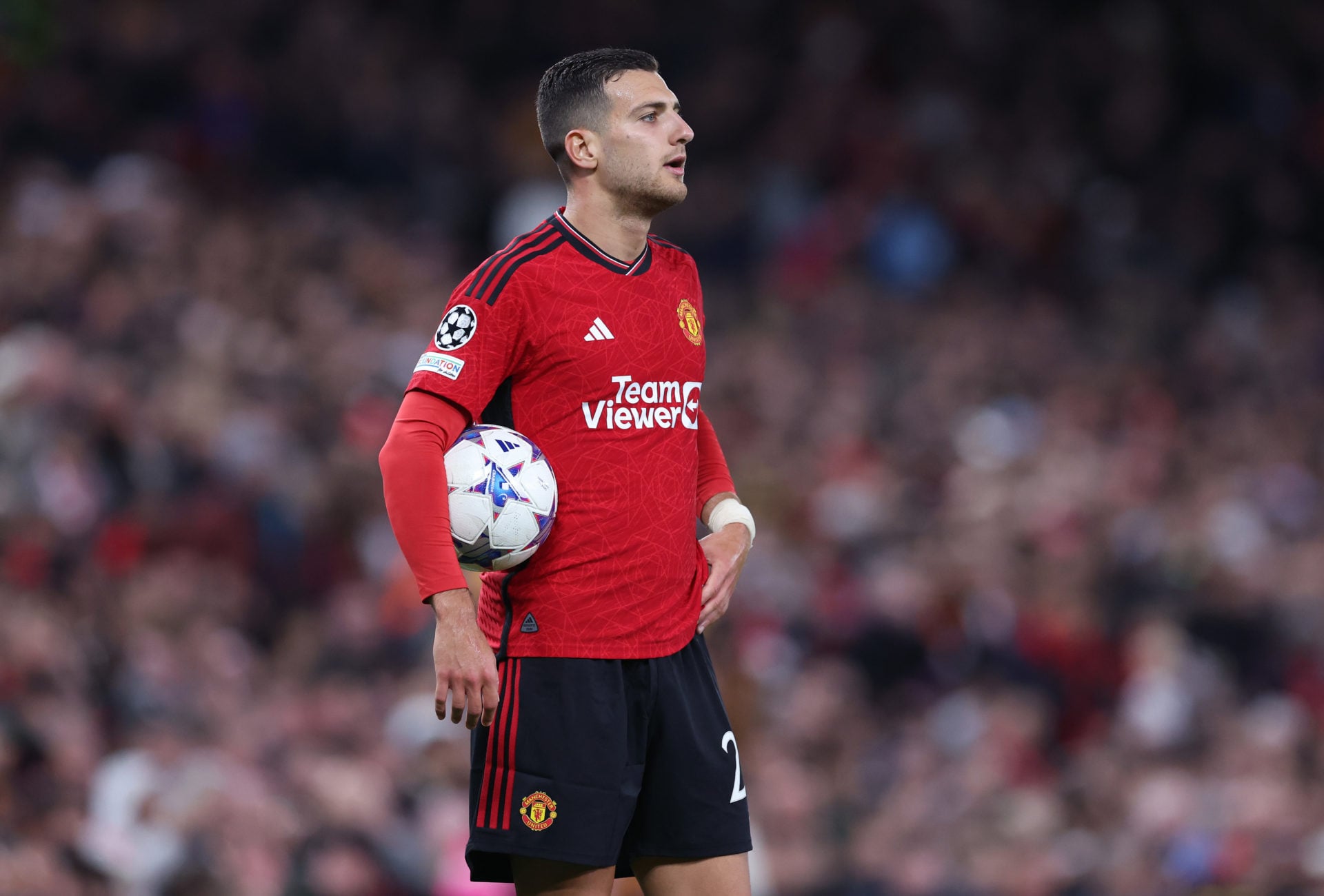 Diogo Dalot singles out 'remarkable' Manchester United midfielder for ...