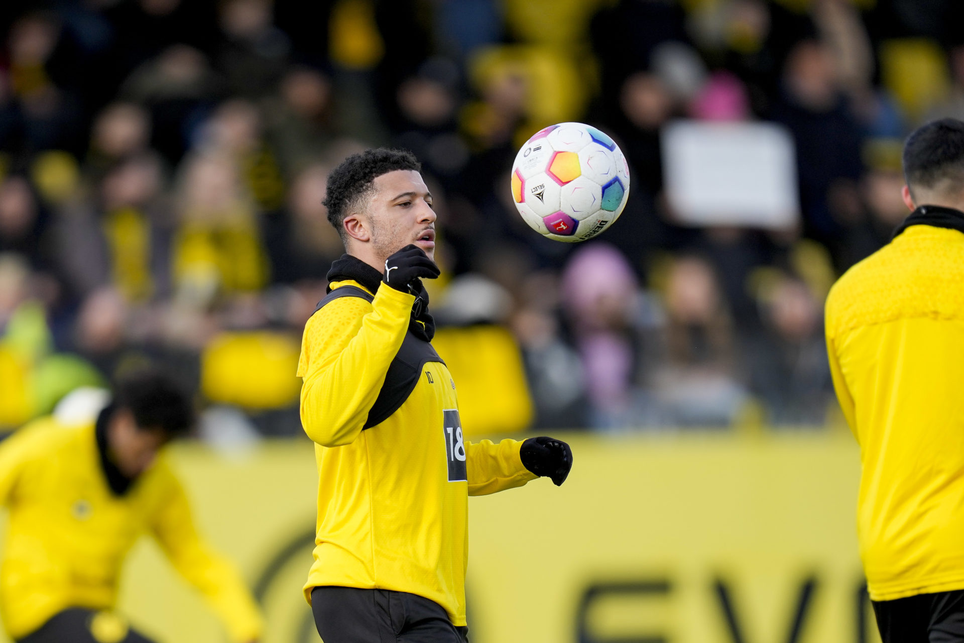 Jadon Sancho confronted by Dortmund fan on his Man Utd future, gives ...