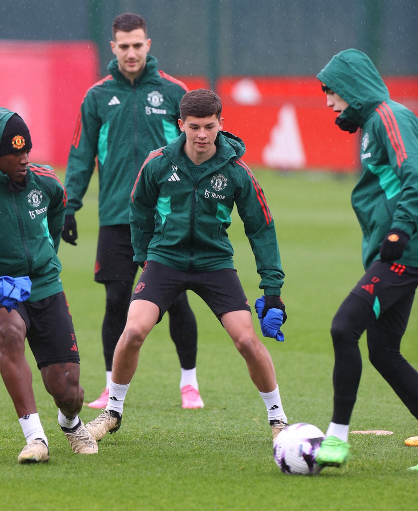 16-year-old Man Utd wonderkid now spotted in first-team training for ...