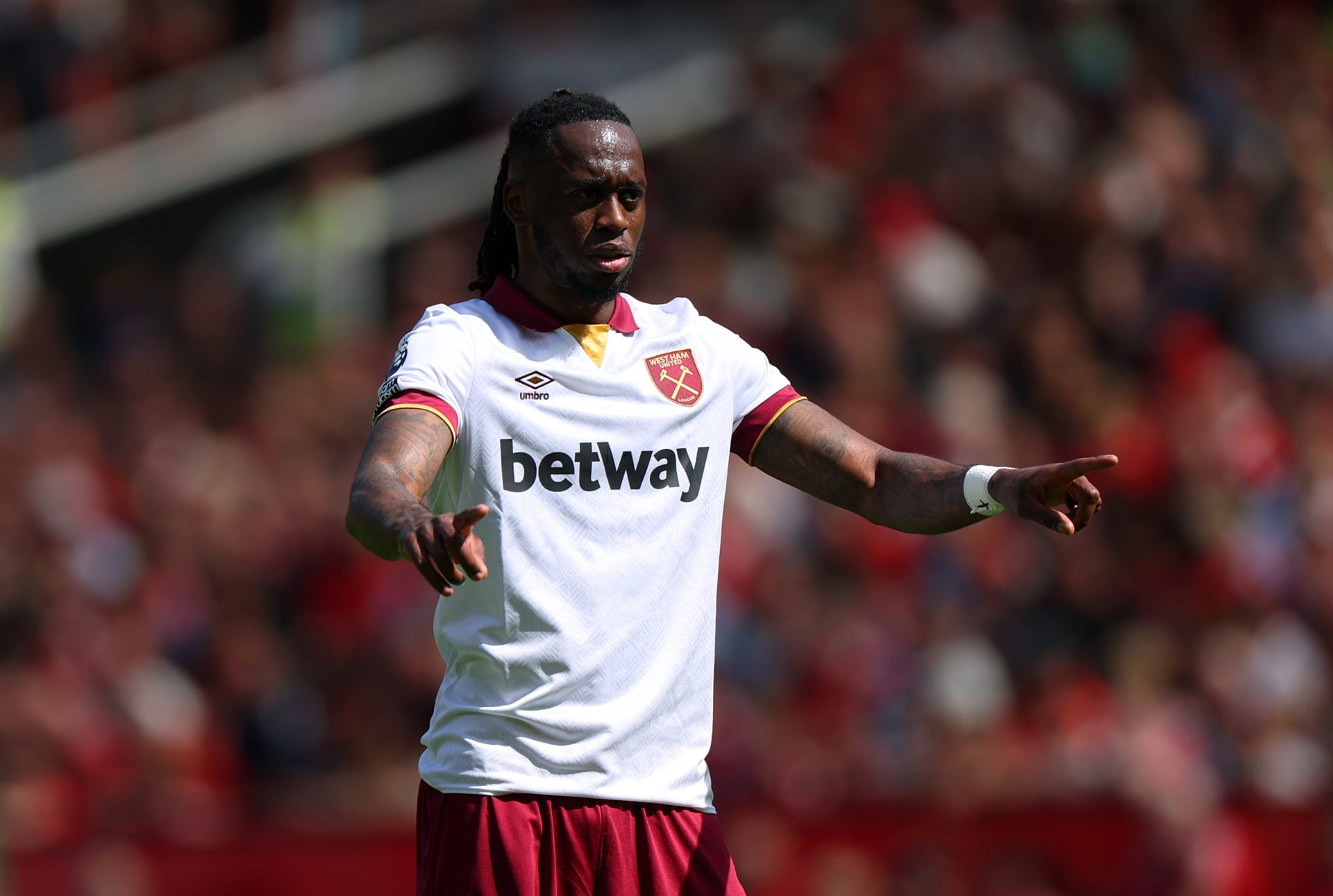 Aaron Wan-Bissaka shows true colours with Man Utd message after leading ...