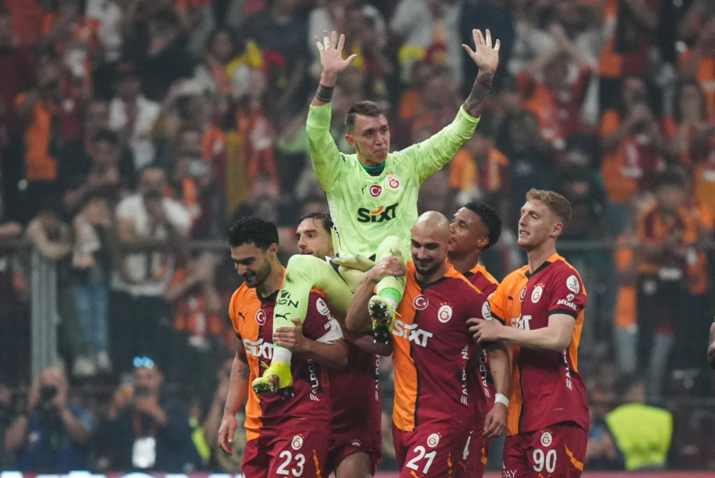 Goalkeeper Sir Alex Ferguson considered as Edwin van der Sar ...