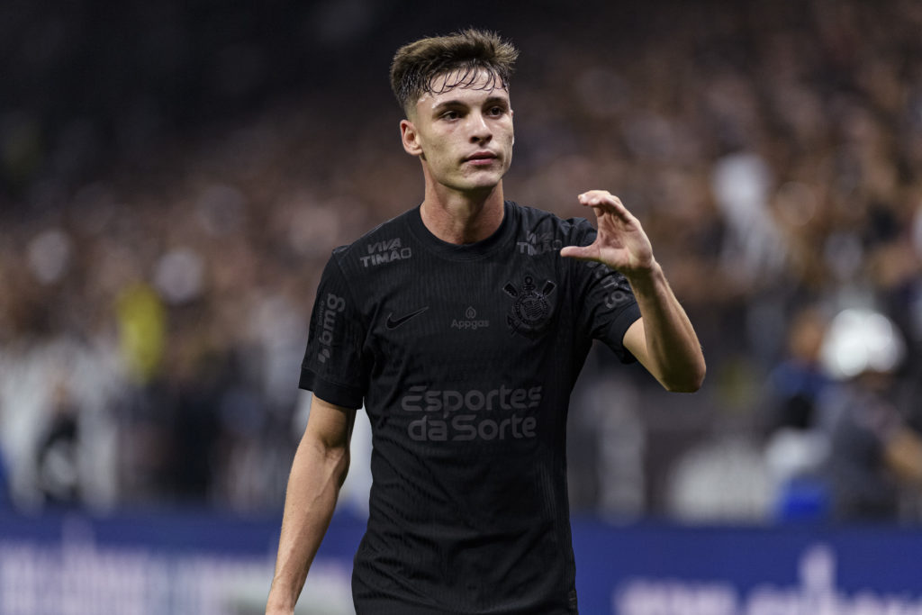 Breno Bidon's style of play explained as Man United target compared to ...